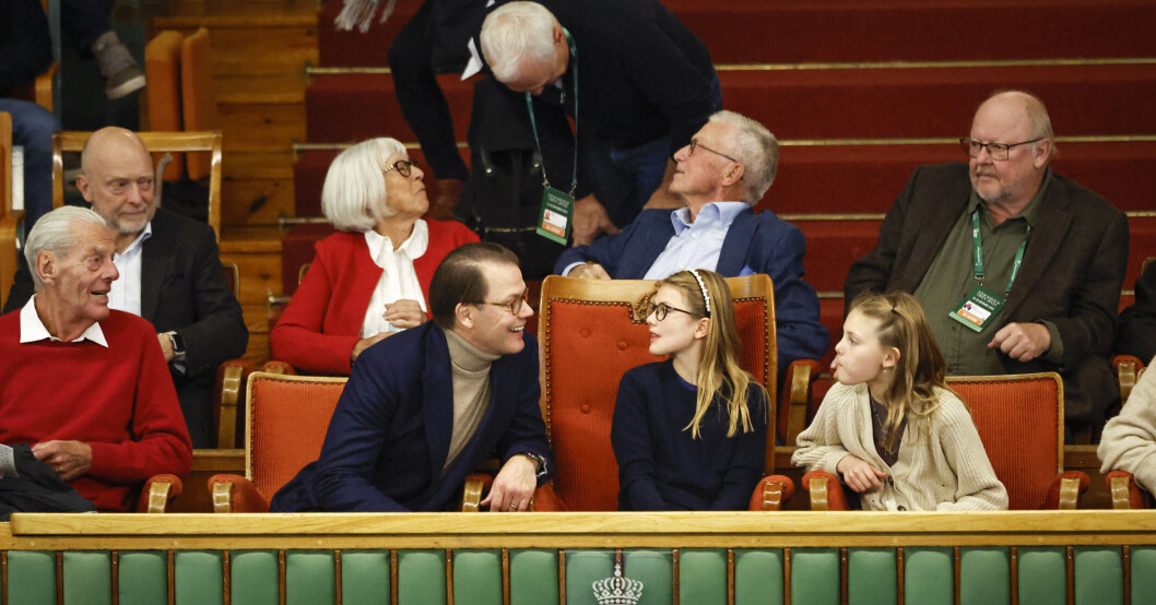 Hon är flickan bredvid prinsessan Estelle på nya bilderna | Hänt